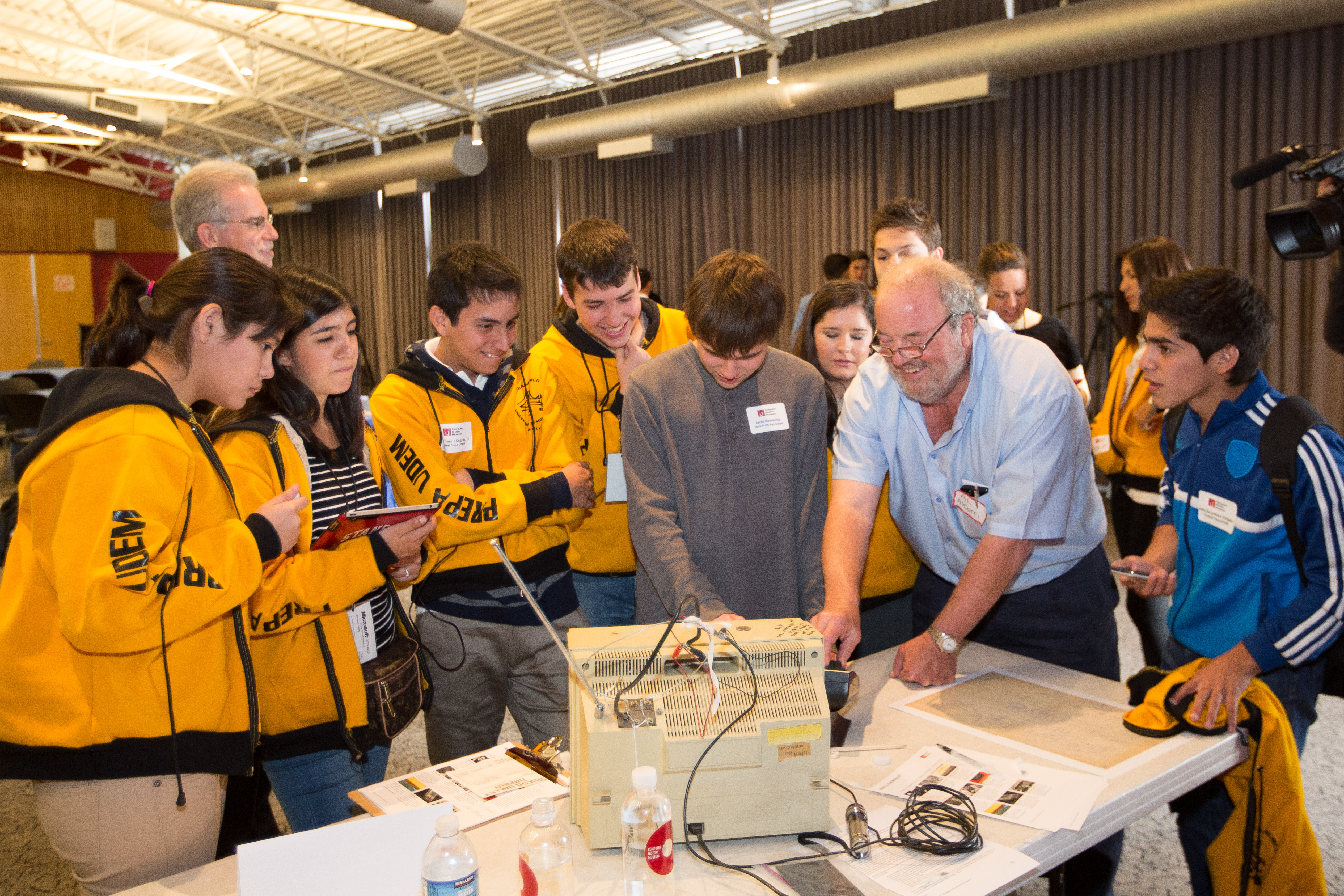 Studnets_Work_With_Pong_Inventor_Pioneer_Alan_Alcorn_During_Talking_To ...